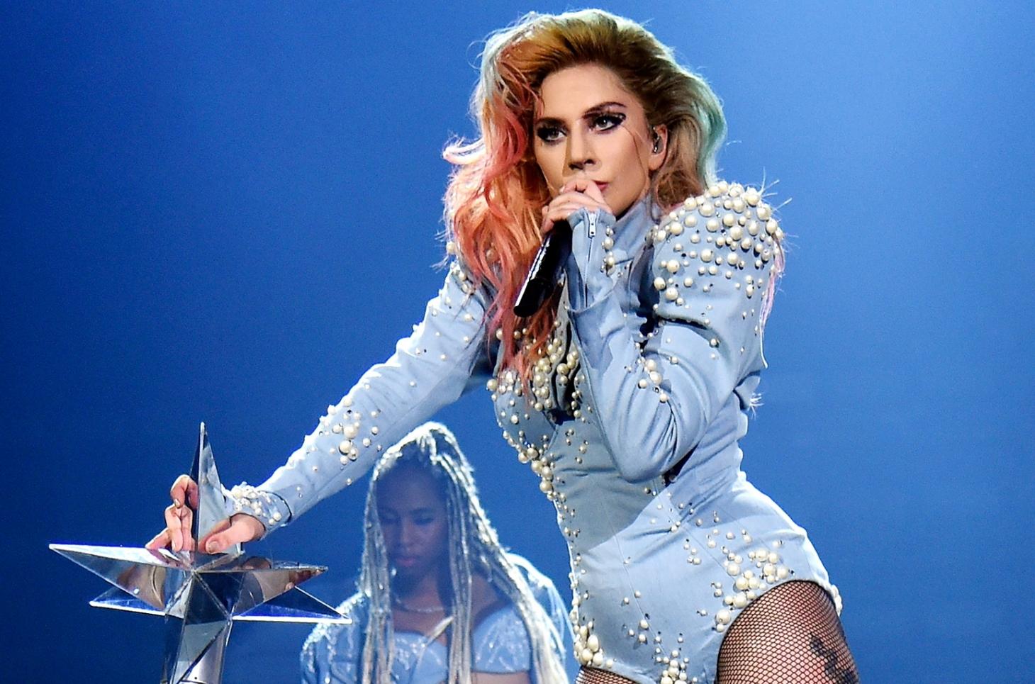 Lady Gaga interprète des chansons inédites lors de son Chromatica Ball ...