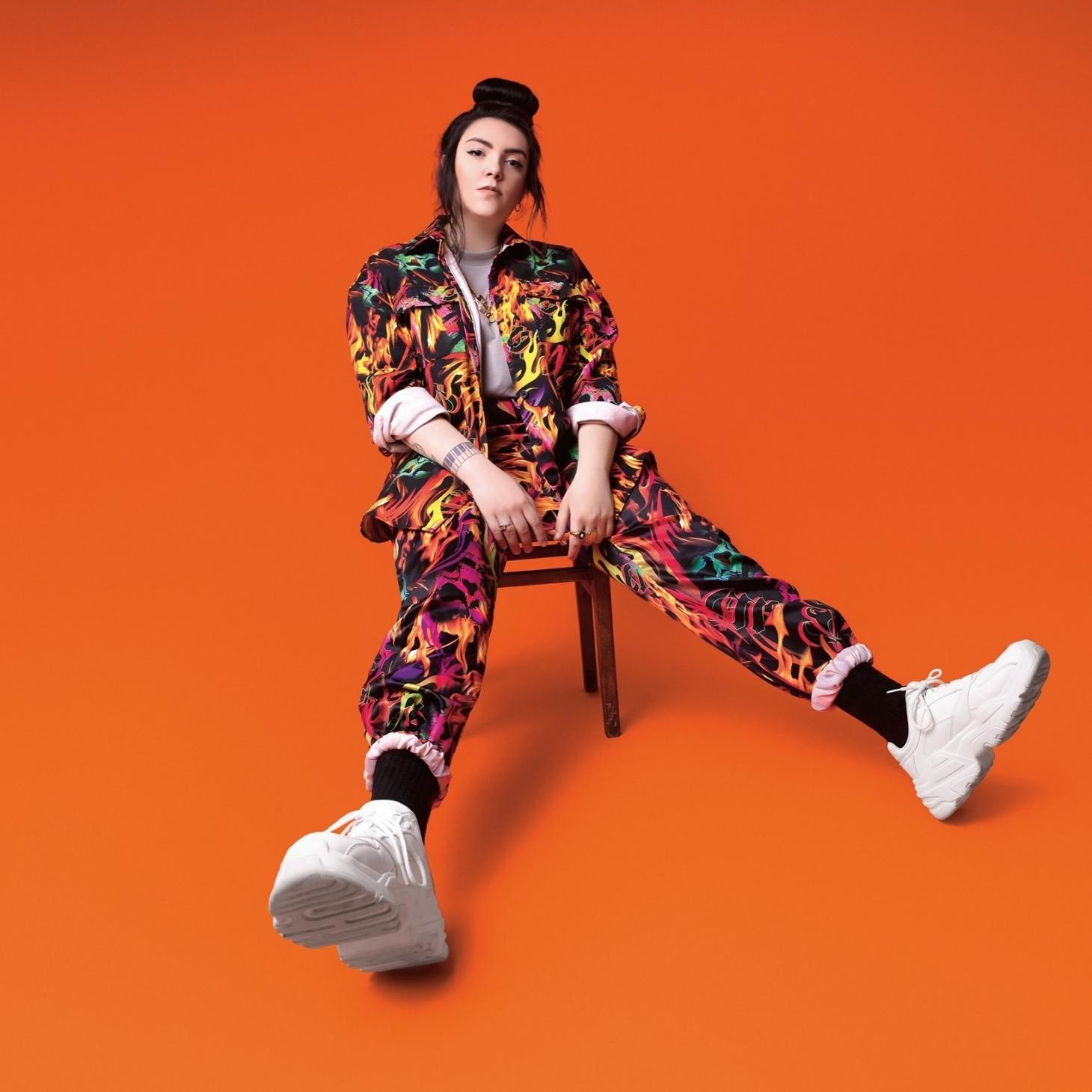 Hoshi continue de chanter son dernier album avec le titre Allez là