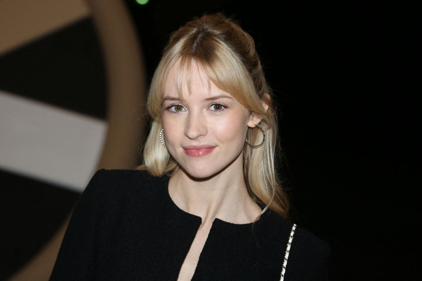 Angèle, resplendissante aux côtés de sa maman pour le défilé Chanel ...