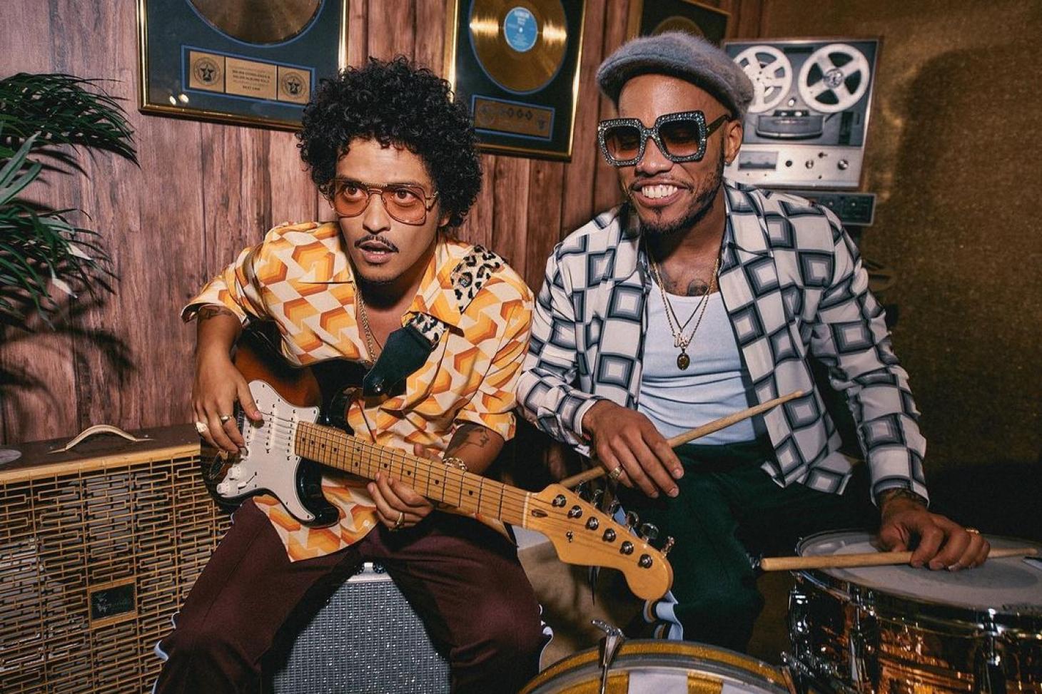 Bruno Mars : Silk Sonic interprète Fly As Me et Smockin' Out the Window ...