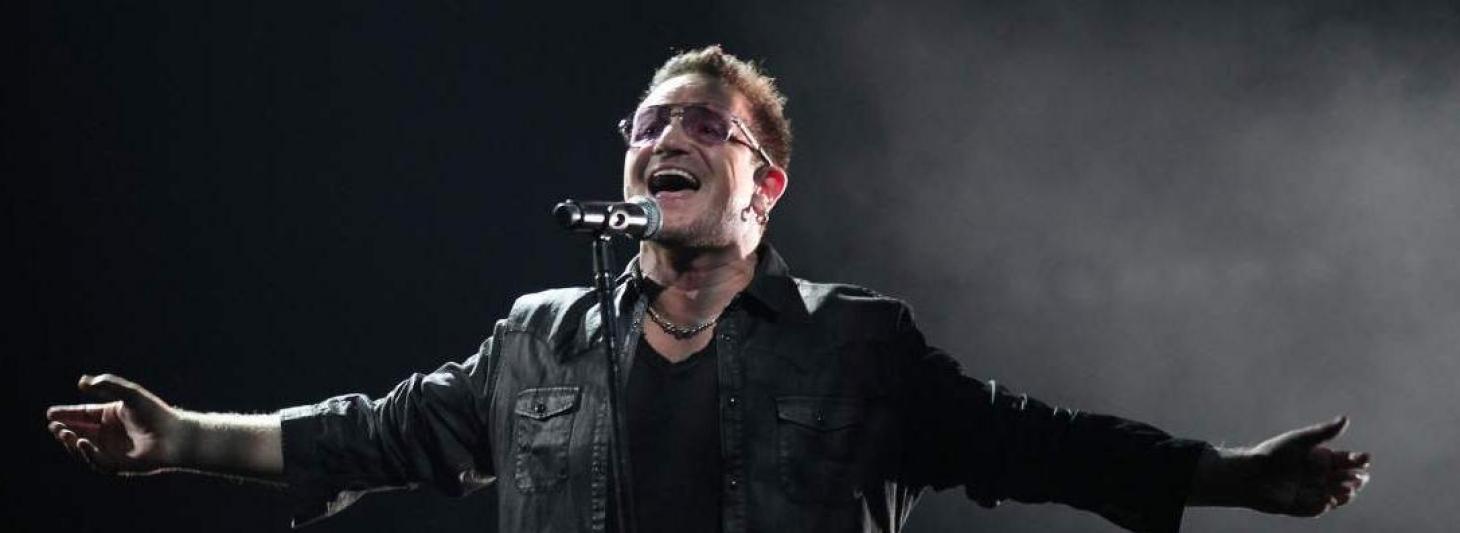 U2 : Bono invite des fans sur scène pour chanter Desire
