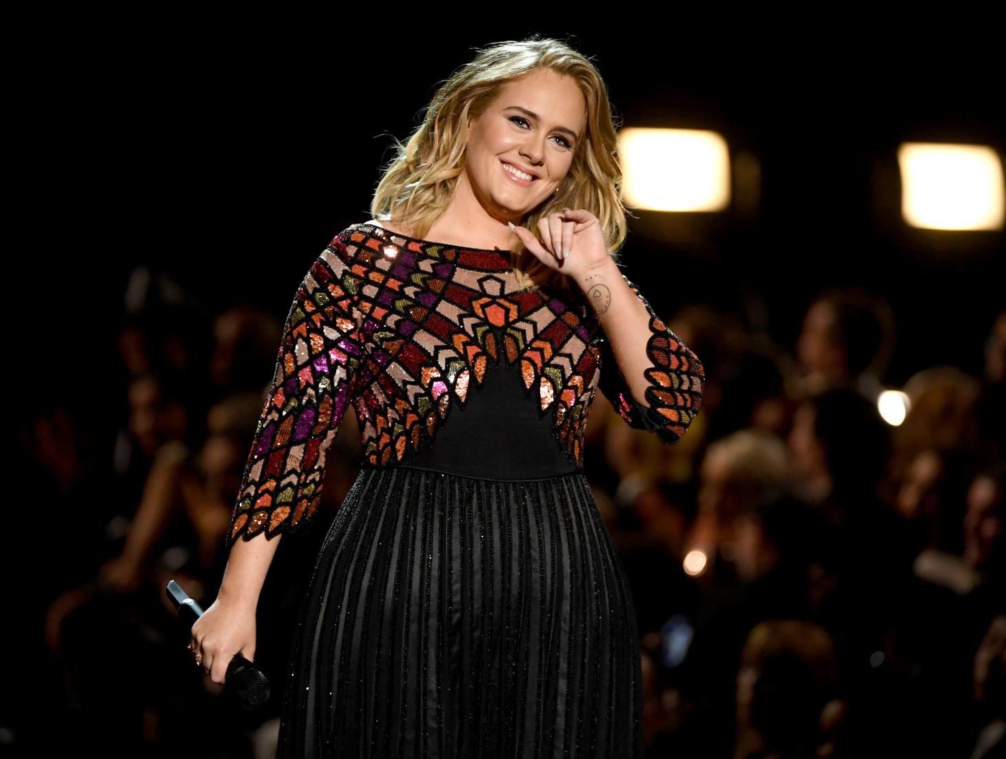 Adele fête à sa manière le carnaval de Notting Hill, annulé cette année ...