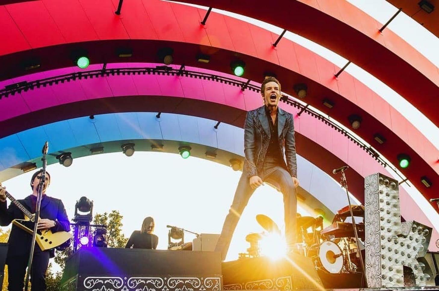 The Killers interprète Land Of The Free avec des paroles en hommage à ...