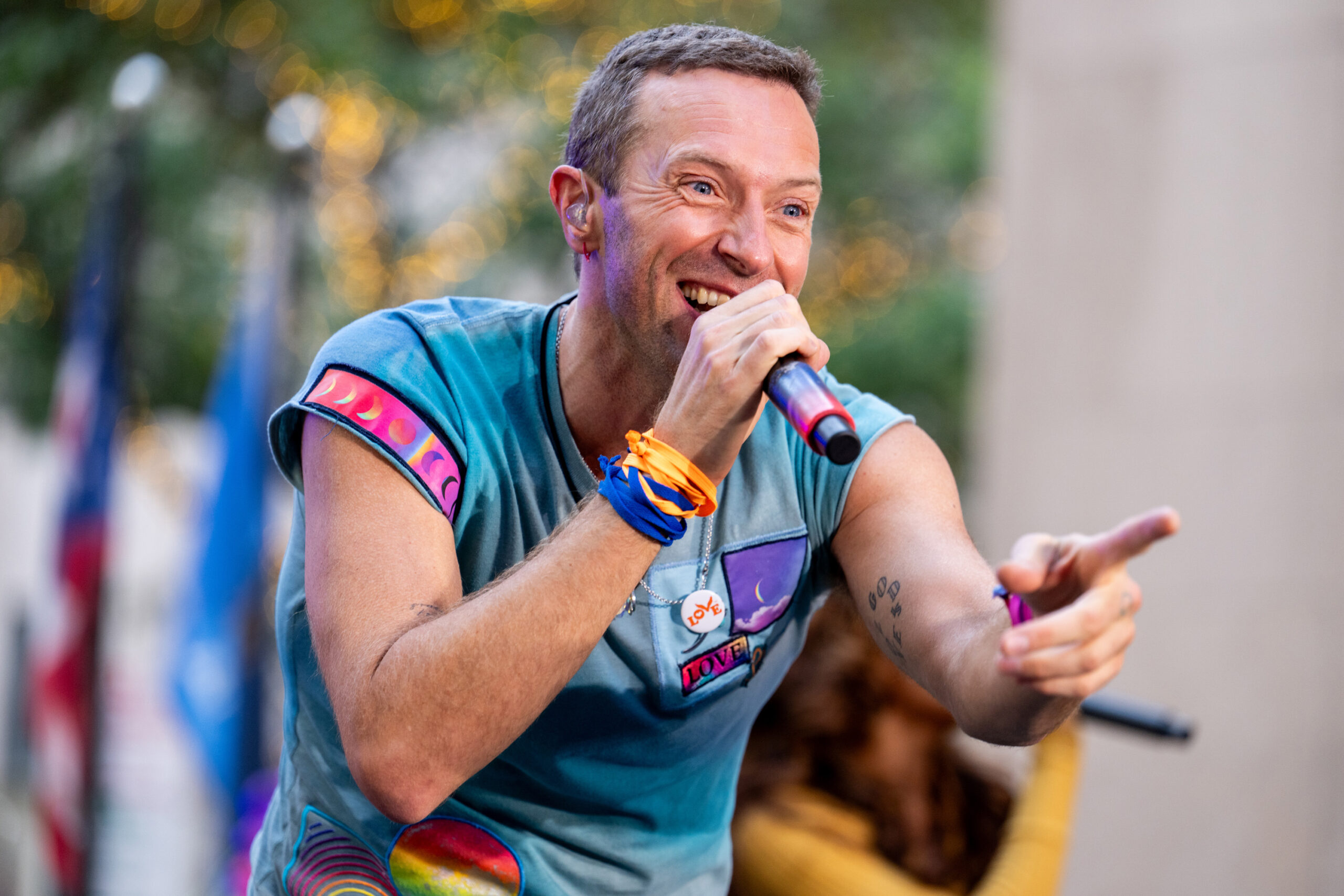 Quand Chris Martin (Coldplay) chute en plein concert (VIDEO)