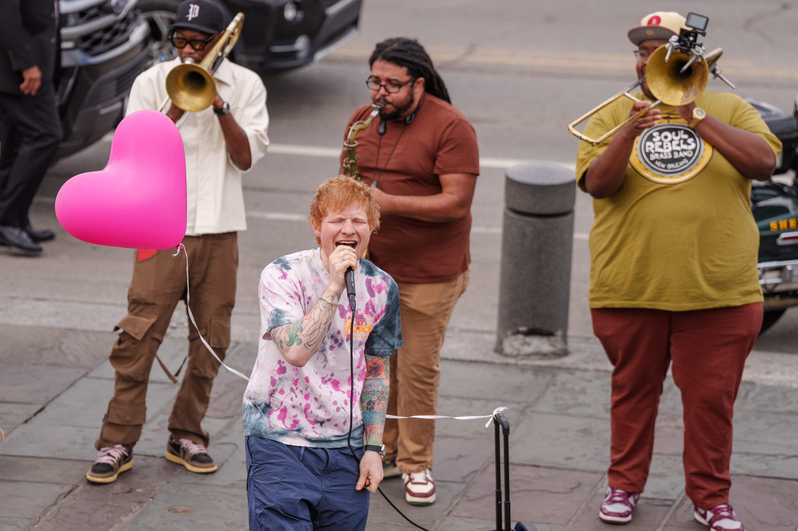 Ed Sheeran dévoile le clip de "Azizam"